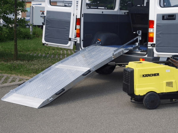 Drehbare Einbaurampe für Transporter // Auffahrrampen Thiele