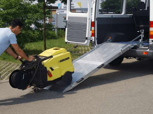 Drehbare Einbaurampe für Transporter // Auffahrrampen Thiele